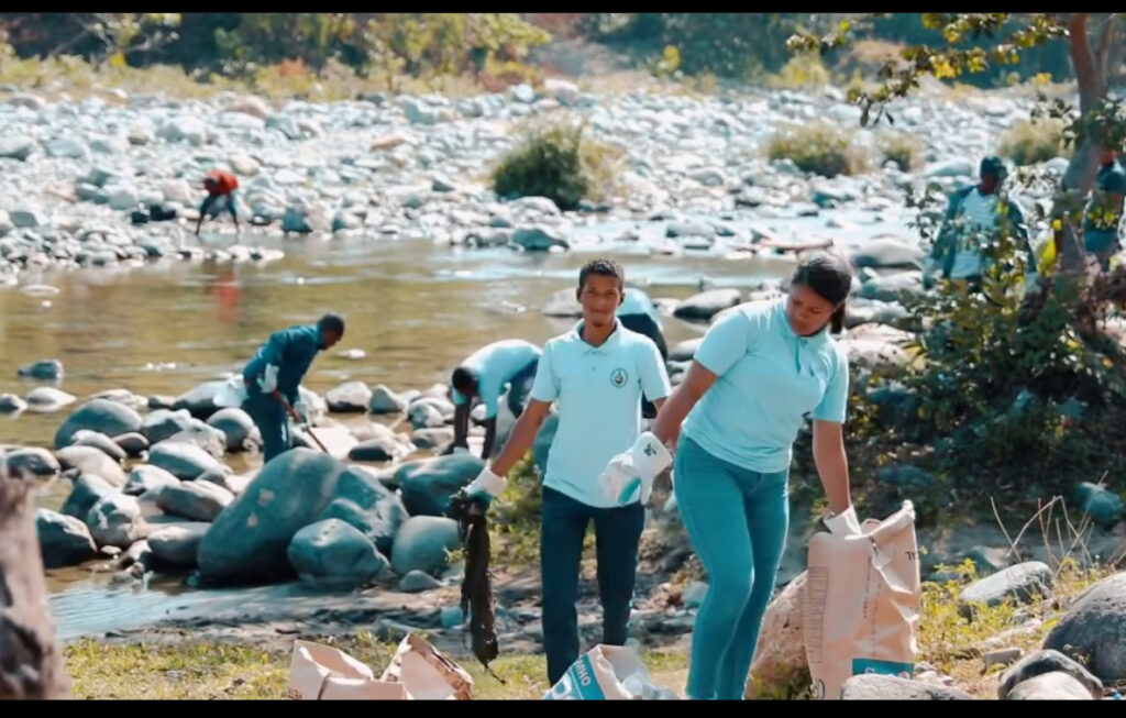 Por el Día Mundial del Agua, La CAASD limpia Rio Isa Mana
